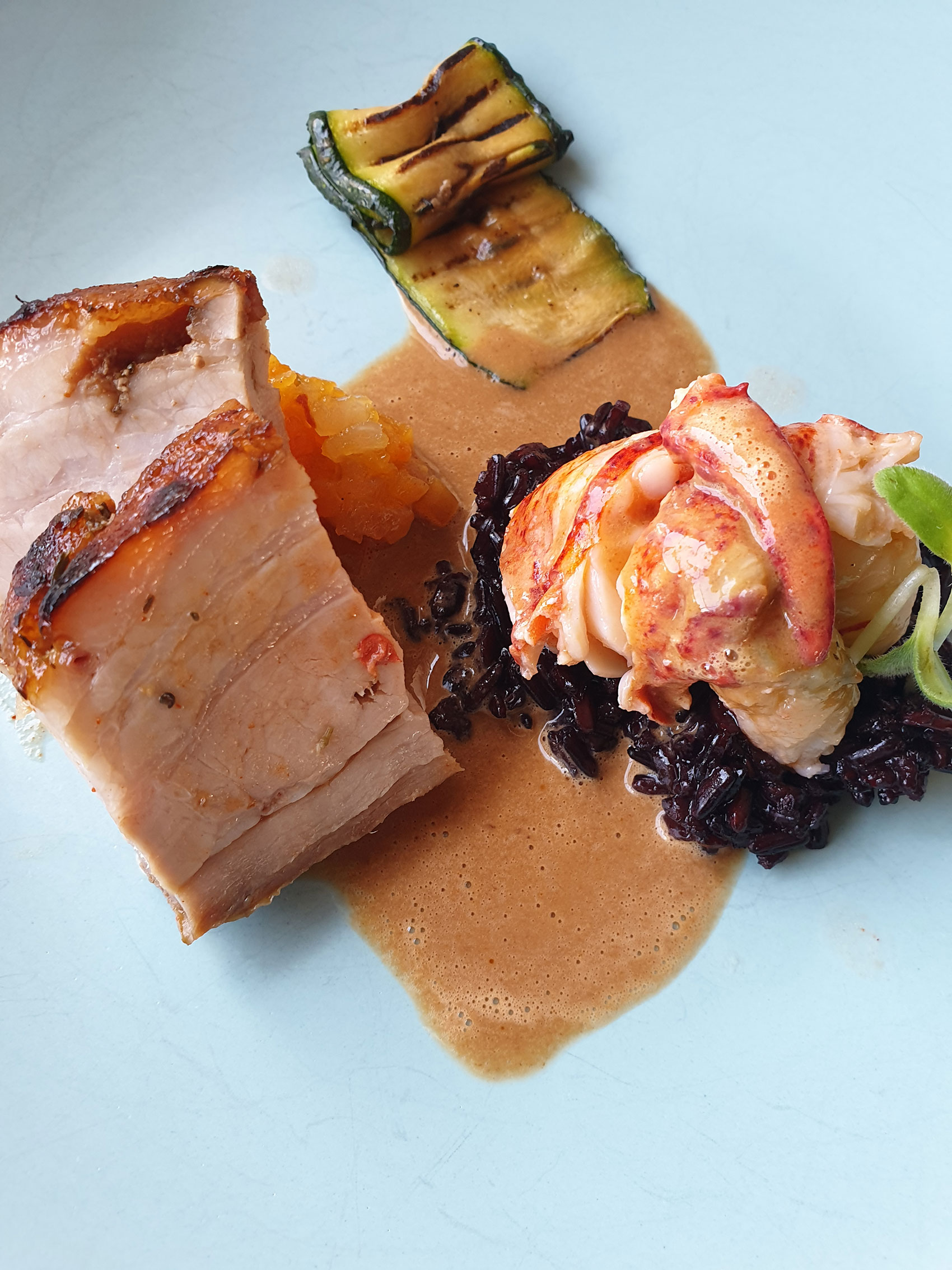 Buikspek met kreeft, zwarte rijst en mangochutney - Krista's Keuken